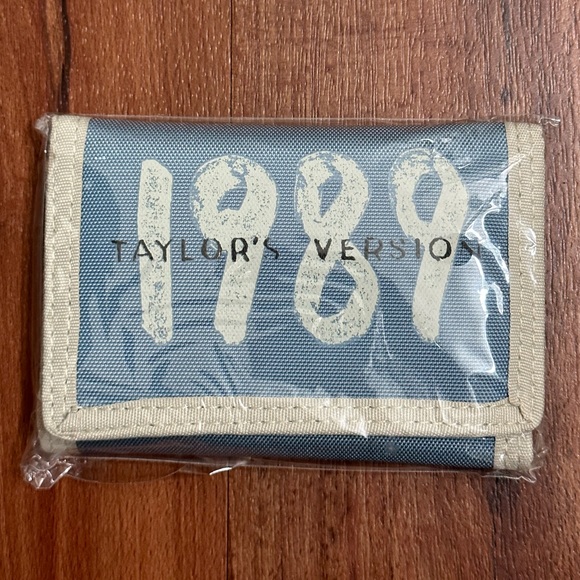 Taylor Swift | Other | New Taylor Swift 989 Taylors Version Wallet ...
